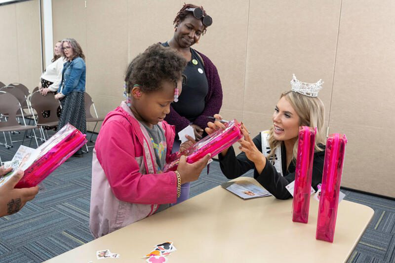 ESD 112 Audiology students receive a visit from Miss Washington – ESD 112